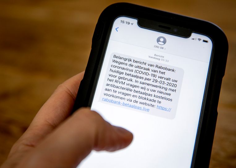 Internetoplichters plunderden vorig jaar 34 miljoen euro van Belgische ...