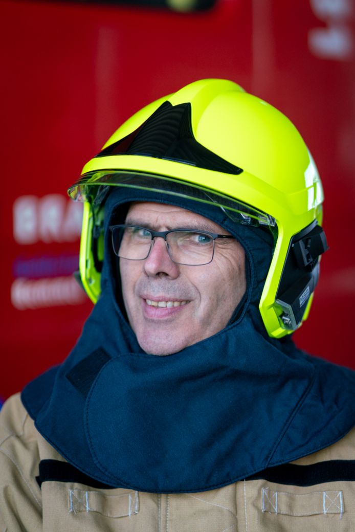 Nieuwe helm voor brandweerman: zoek de verschillen | Overbetuwe ...