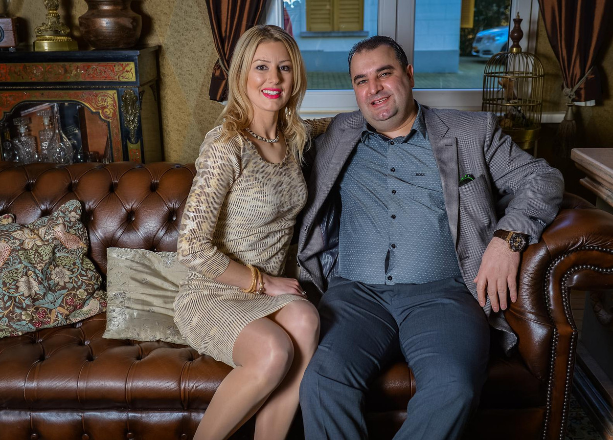 Van vluchteling tot multimiljonair: "In het begin sliepen we in ...