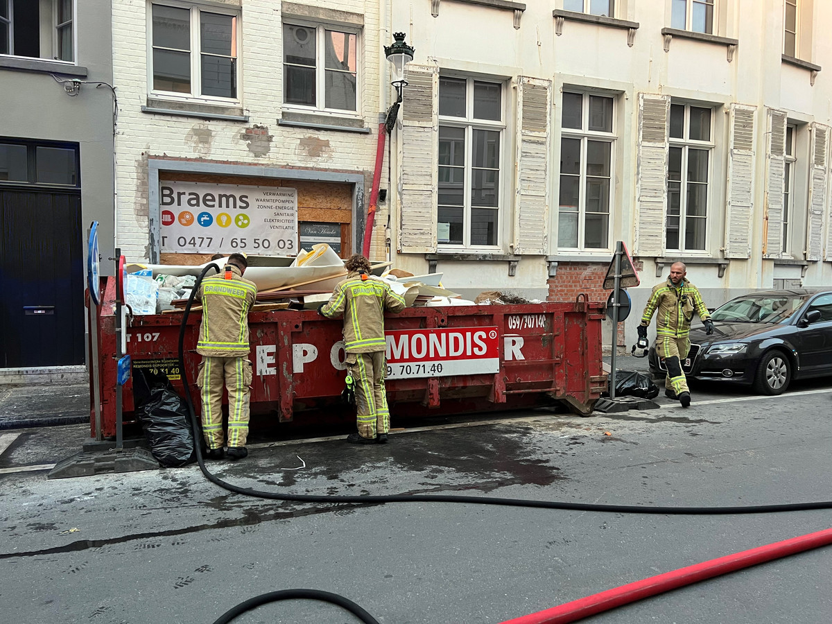 Brandweer rukt uit voor rokende werfcontainer in Sint-Jorisstraat ... Brandweer rukt uit voor rokende werfcontainer in Sint-Jorisstraat ...