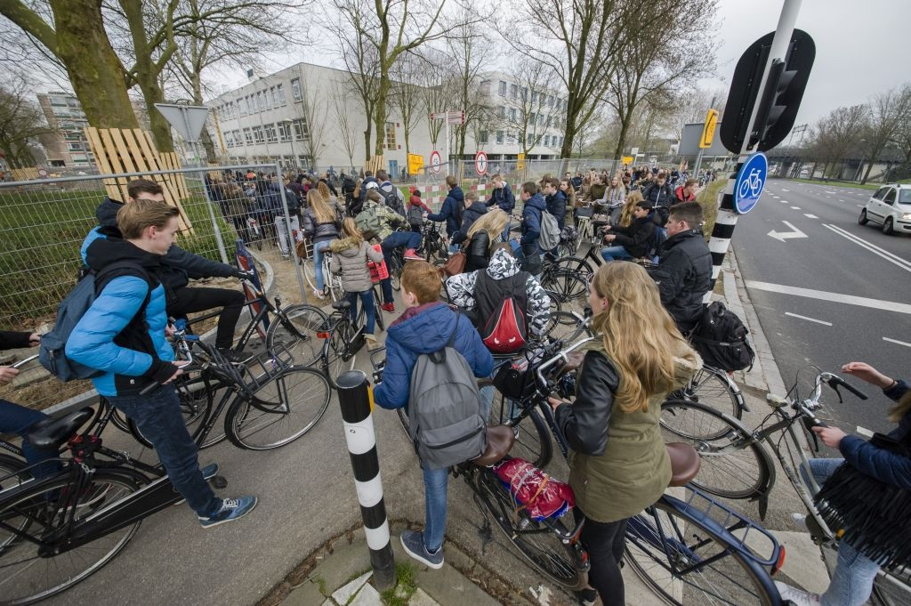 1600 leerlingen ds. Pierson College in Den Bosch door twee sluizen ...