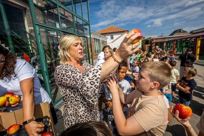 IN BEELD. Europees parlementslid Hilde Vautmans ijvert voor fruit op ...