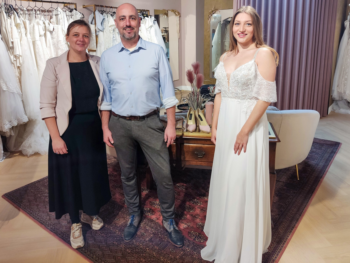 NET OPEN. Els (43) en Peter (43) openen met El Perle tweedehands ...