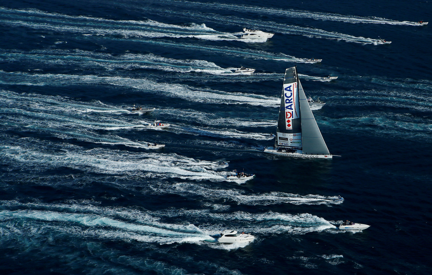 Spectaculaire beelden uit de grootste botenrace ter wereld | Foto | AD.nl