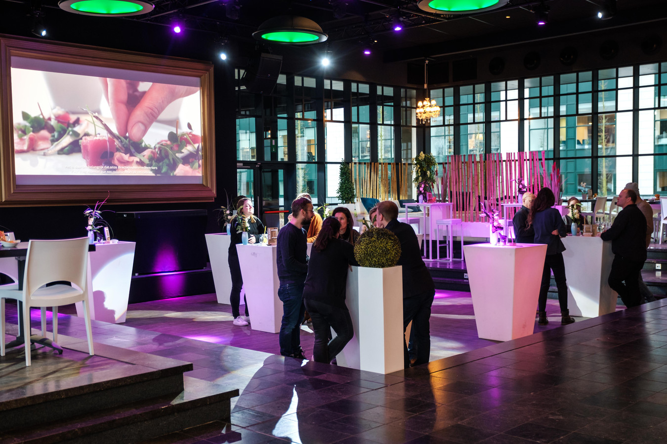 AED Studios pakt uit met nieuwe keuken en viert samenwerking met Belgocatering | Foto | hln.be