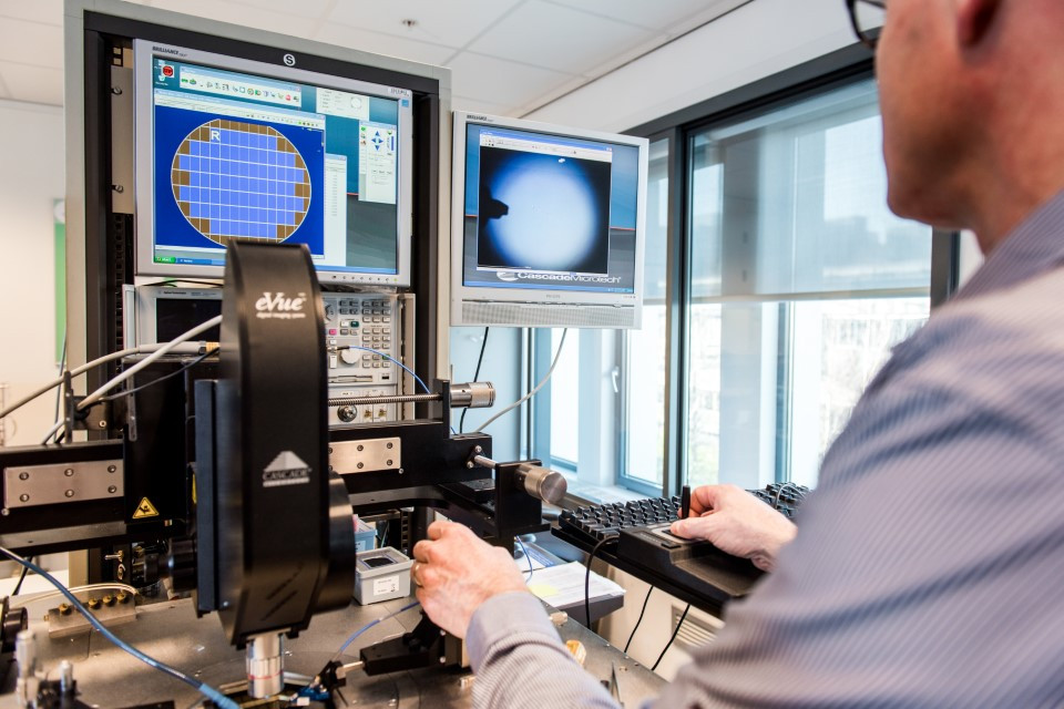 ASML haalt in één klap honderd Philips-onderzoekers op de High Tech ...