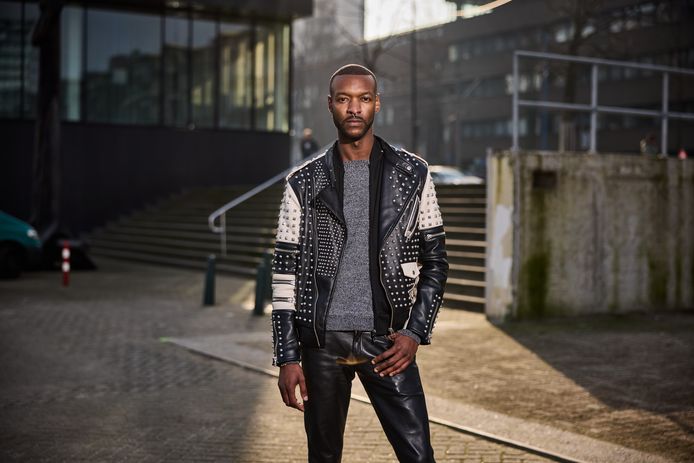 Agent Jackson werd bekend doordat hij naast zijn werk dragqueen was, nu ...