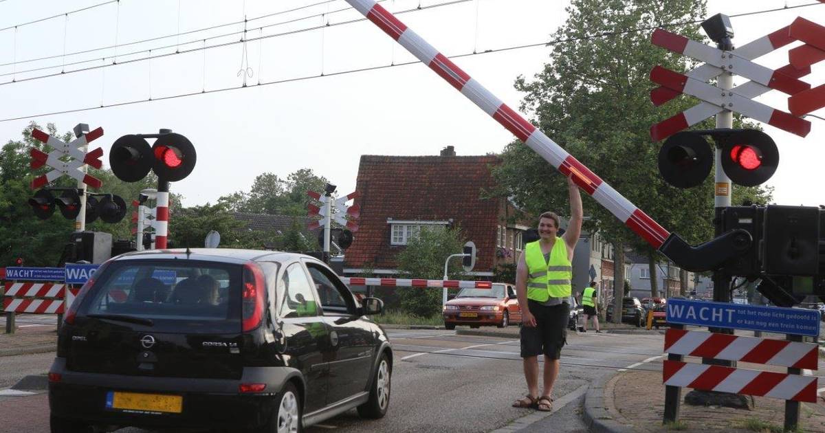 Blikseminslag zorgt voor problemen op spoor en defecte slagbomen in ...