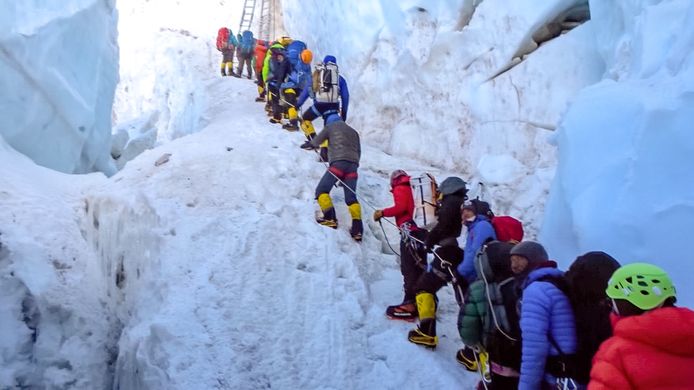 Climbing season on Mount Everest: bizarre records and black border ...