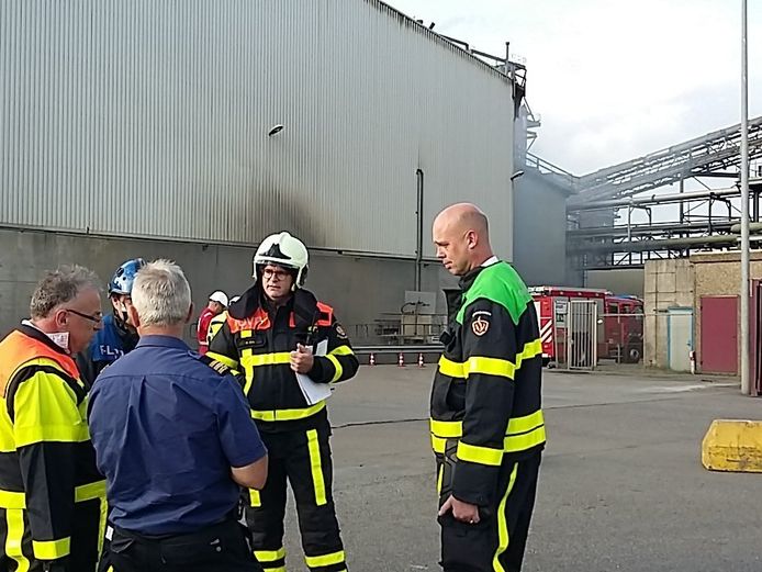 Grote brand in loods ATM industrieterrein Moerdijk: sein brand meester ...
