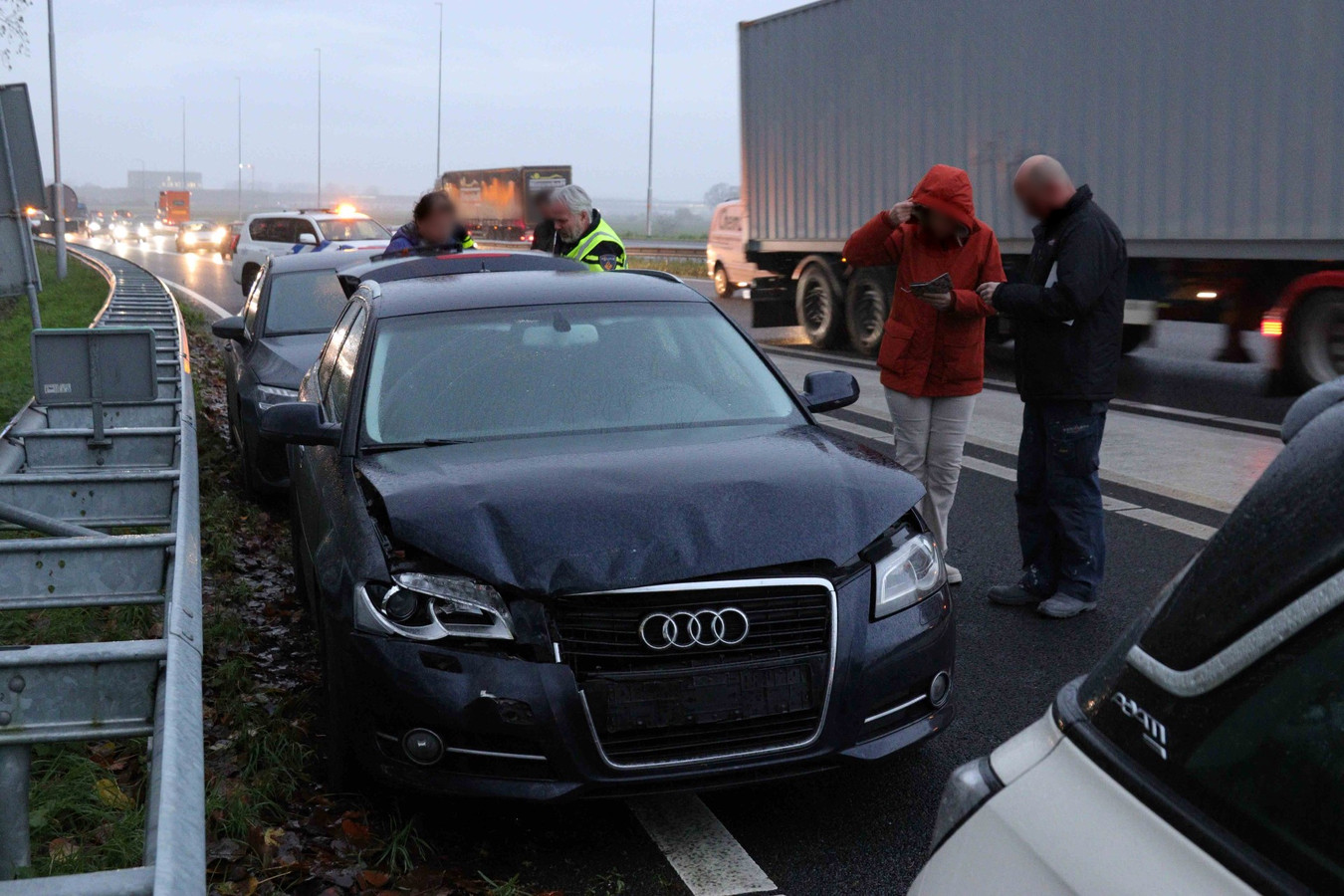 Vijf automobilisten nemen afslag op A59 bij Waalwijk en botsen achterop elkaar | Foto | AD.nl
