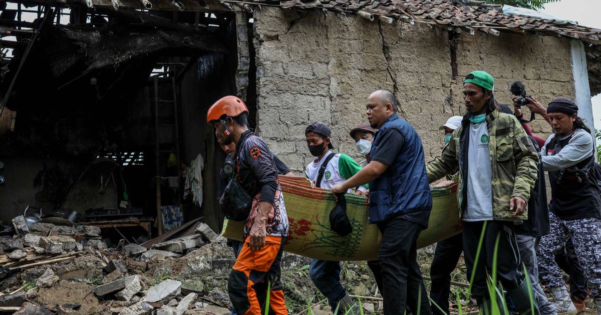 Dodental na aardbeving op Indonesische eiland Java loopt op tot 310 ...