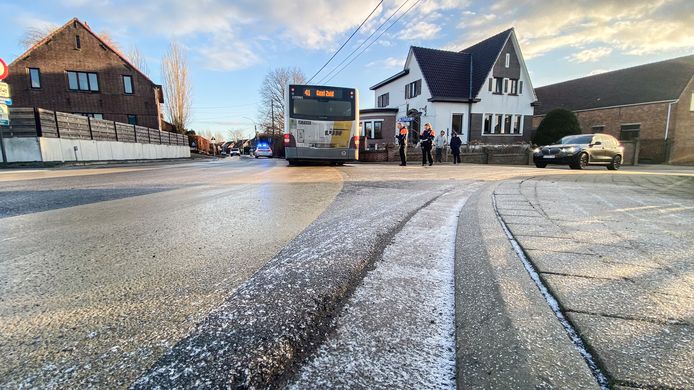Un bus De Lijn dérape et finit sa route dans un jardin | Faits divers | 7sur7.be