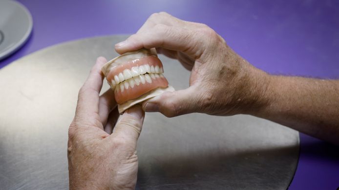 Revolutie in kunstgebittenland: prothese op maat uit 3D-freesapparaat ...