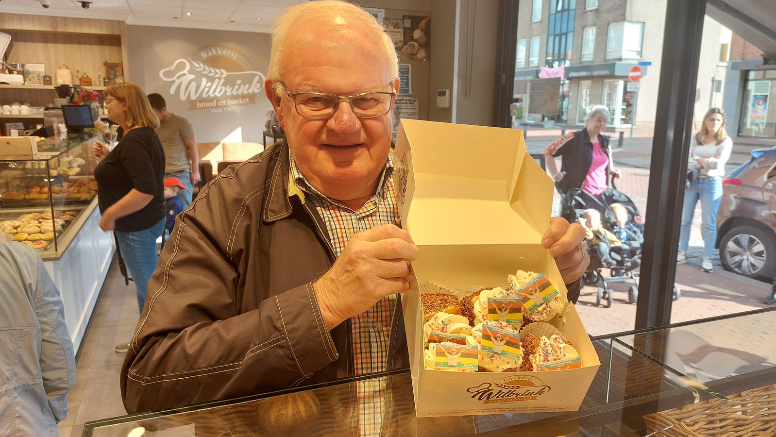 Mathieu-gebakjes in WK-kleuren vliegen de winkel uit bij Wilbrink: ‘Niet voor niks om 3.30 uur ...