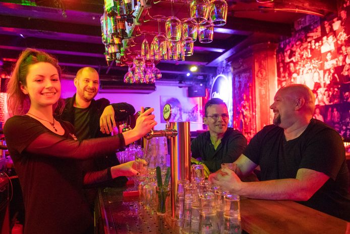 Draconische coronamaatregelen en boetes maken het nachtleven kapot ...