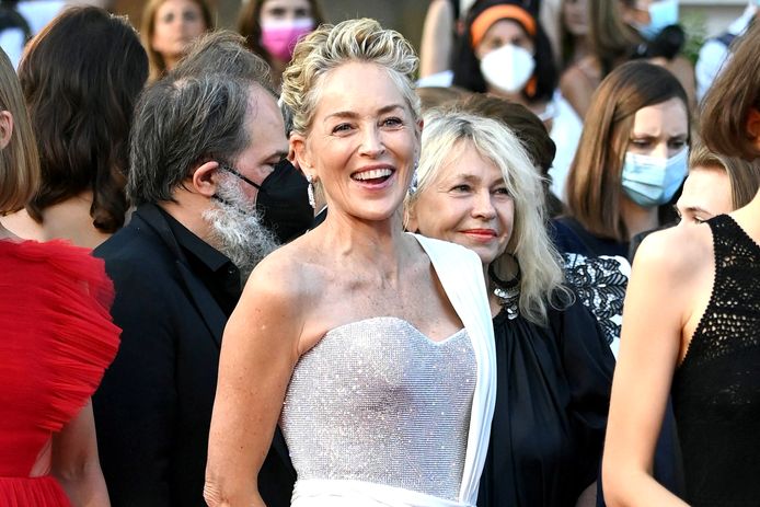 65-jarige Sharon Stone is ‘aantrekkelijker dan ooit’: “Veel mannen ...