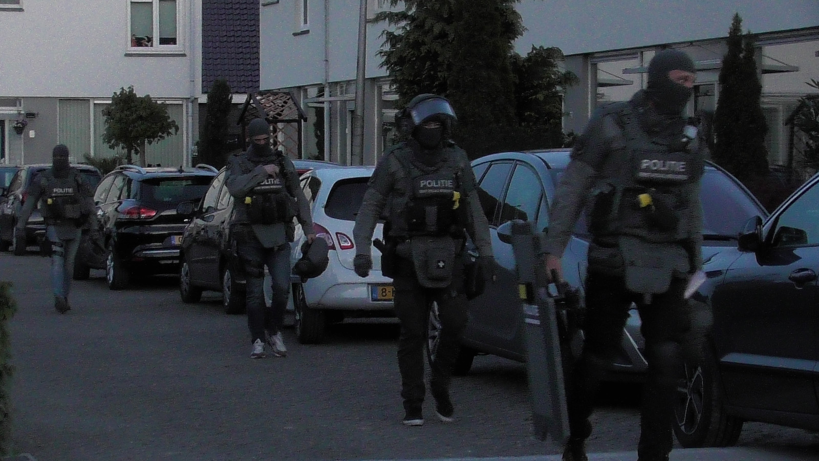 Arrestatieteam doet inval in woning in Hendrik-Ido-Ambacht | Foto | AD.nl