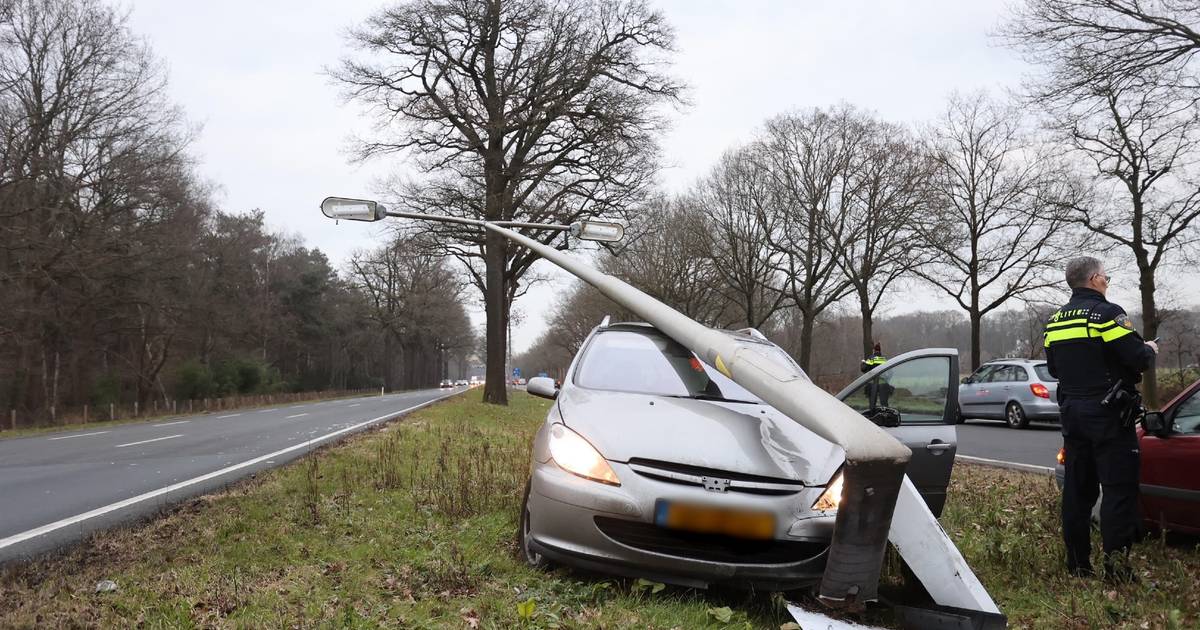 Auto rijdt lichtmast uit de grond op N65 bij Vught | Vught | AD.nl
