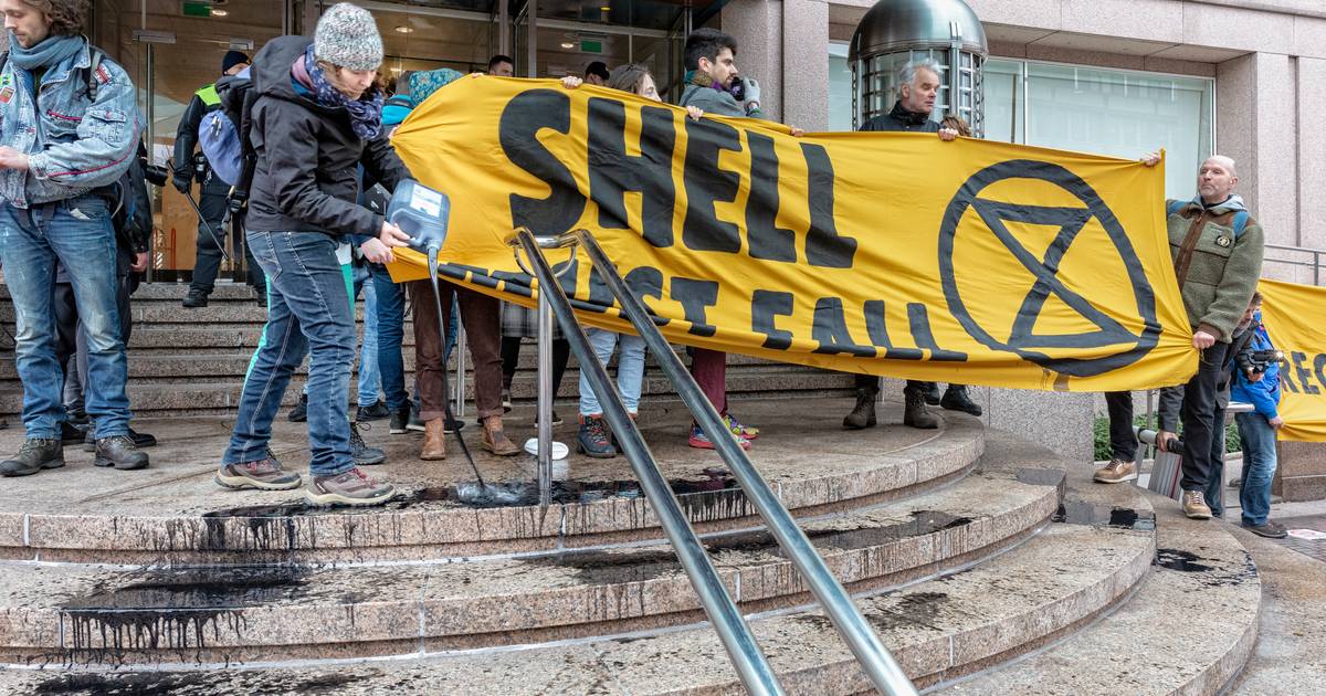 ‘Olie’ op trap hoofdkantoor Shell: voorwaardelijke geldboete | Den Haag ...