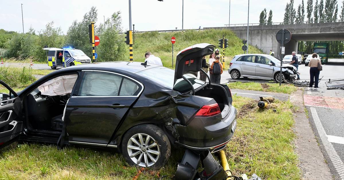 Na negeren van rood licht botsen auto’s op kruispunt: geen gewonden maar wel veel schade ...