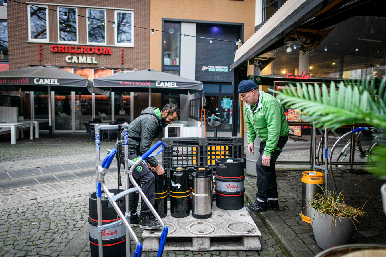 Slepen met fusten bier in Twente op ‘de drukste woensdag van het jaar ...
