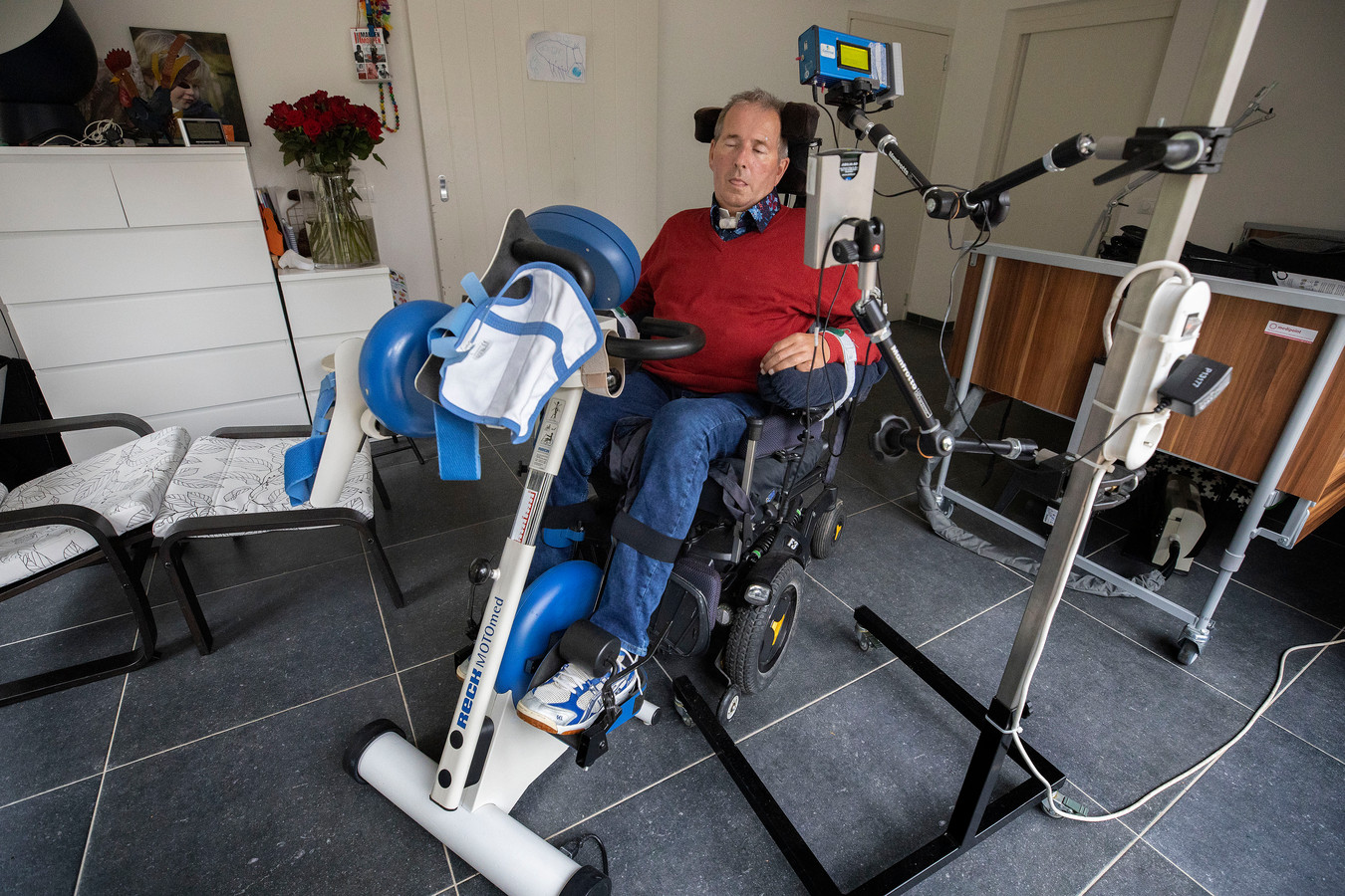 Jan van Hoof uit Veldhoven ‘praat’ met zijn ogen: Gevangen in je ...