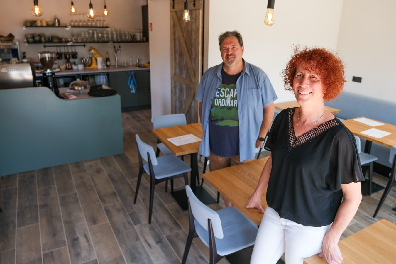 NET OPEN. Haar familie opende er 160 jaar geleden een café, nu schenkt Els (52) er koffie en ...