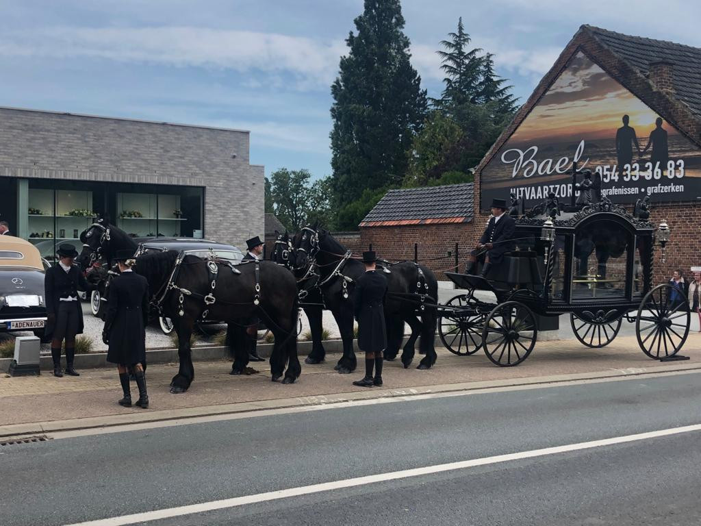 Laatste rit van overleden bingokoning Willy Michiels gebeurt in stijl ...