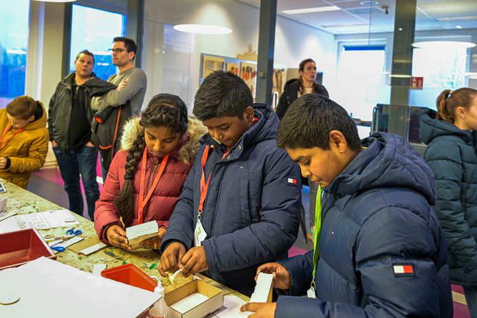 Potentiële leerlingen kijken ogen uit bij open dag Markland College ...