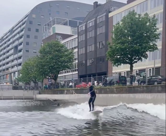 Eerste surfers in Rotterdams centrum gespot: testfase van Rif010 ...