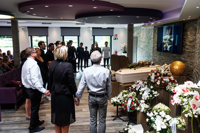 Zee aan bloemen voor Cassandra (18), die leven liet in ongeval met 5 ...