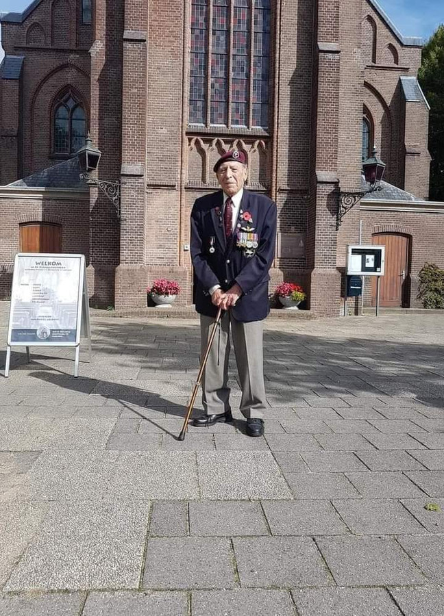 Frank Ashleigh (1924-2023) gaf Prins Charles trots vliegles in zijn ...