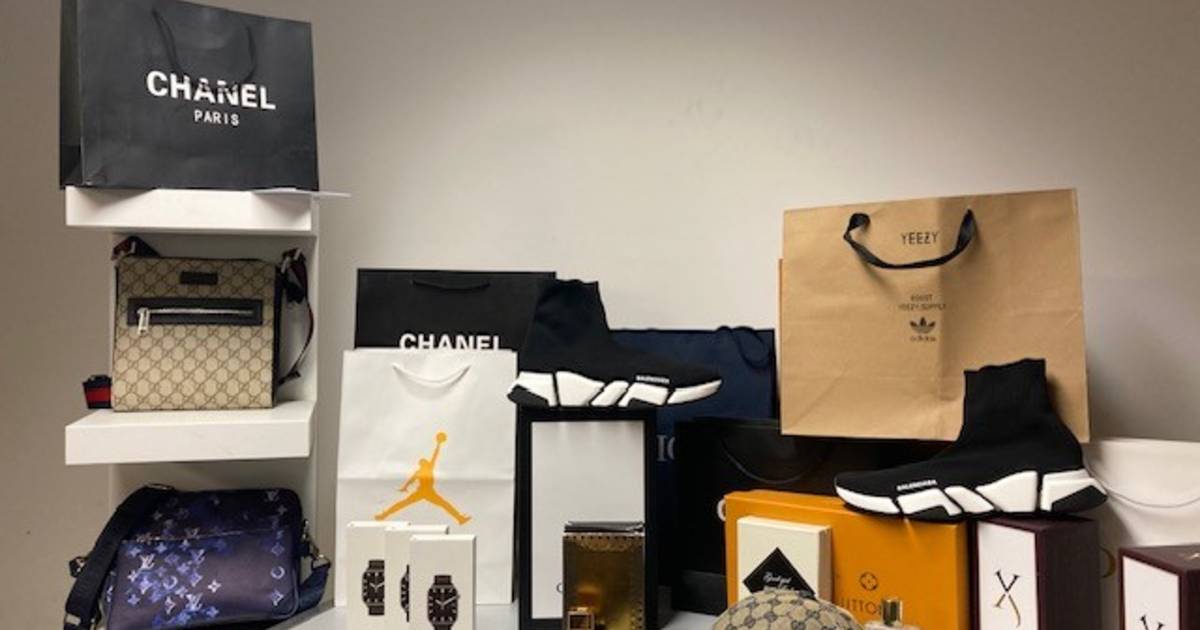 Eigenaar van illegale winkel vol imitatie kleding en tassen van dure ...