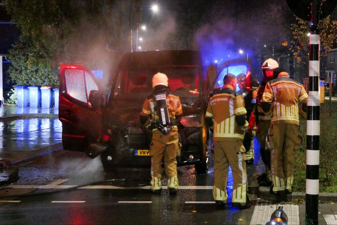 Aanrijding op de singel in Enschede, brandweer blust busje | 112 nieuws Enschede | tubantia.nl