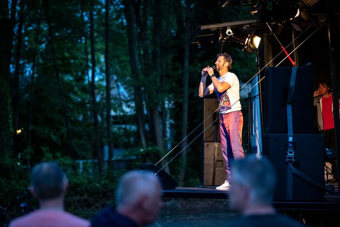 ENorm verrassingsconcert voor Tonnie Buitink op parkeerplaats van ...