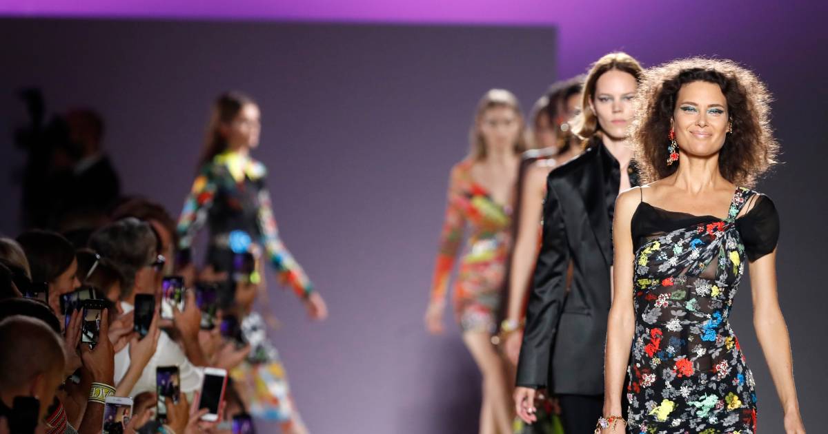 Topmodel uit de jaren 90 maakt comeback voor Versace | Mode & Beauty ...