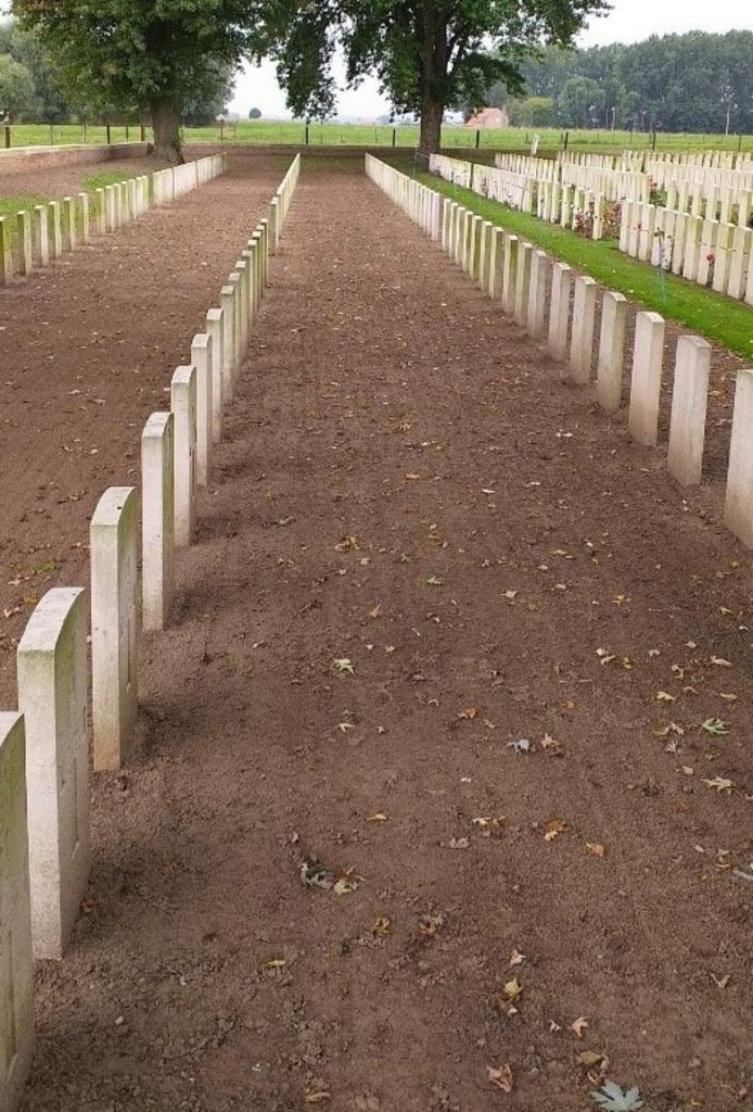 Bomen op oorlogskerkhof duwen grafstenen weg: graven krijgen nieuwe ...