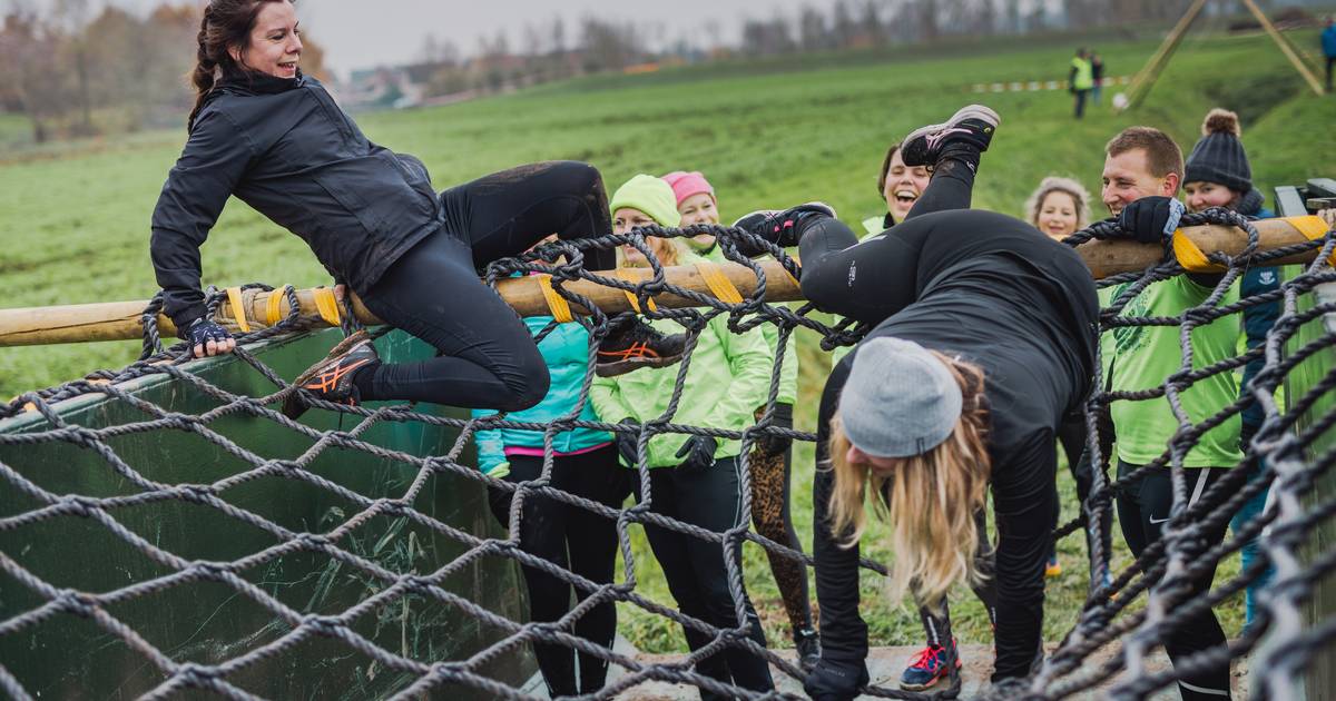 Honderden deelnemers trotseren 25 hindernissen tijdens Obstacle Run Oud ...