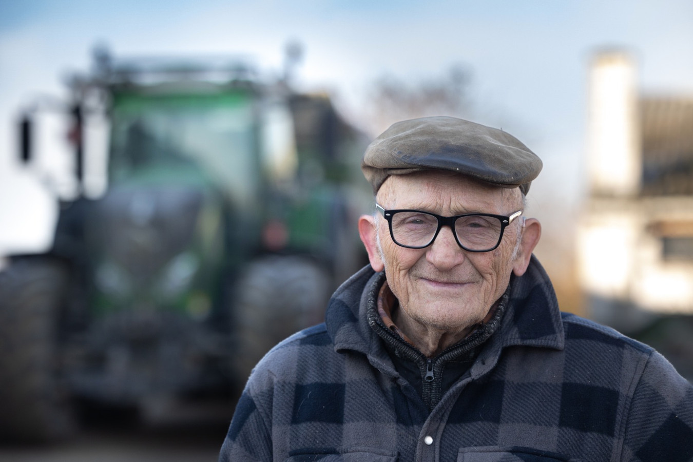 Hubert (84) vindt overleden man met metaaldetector in akker: “Hij ...