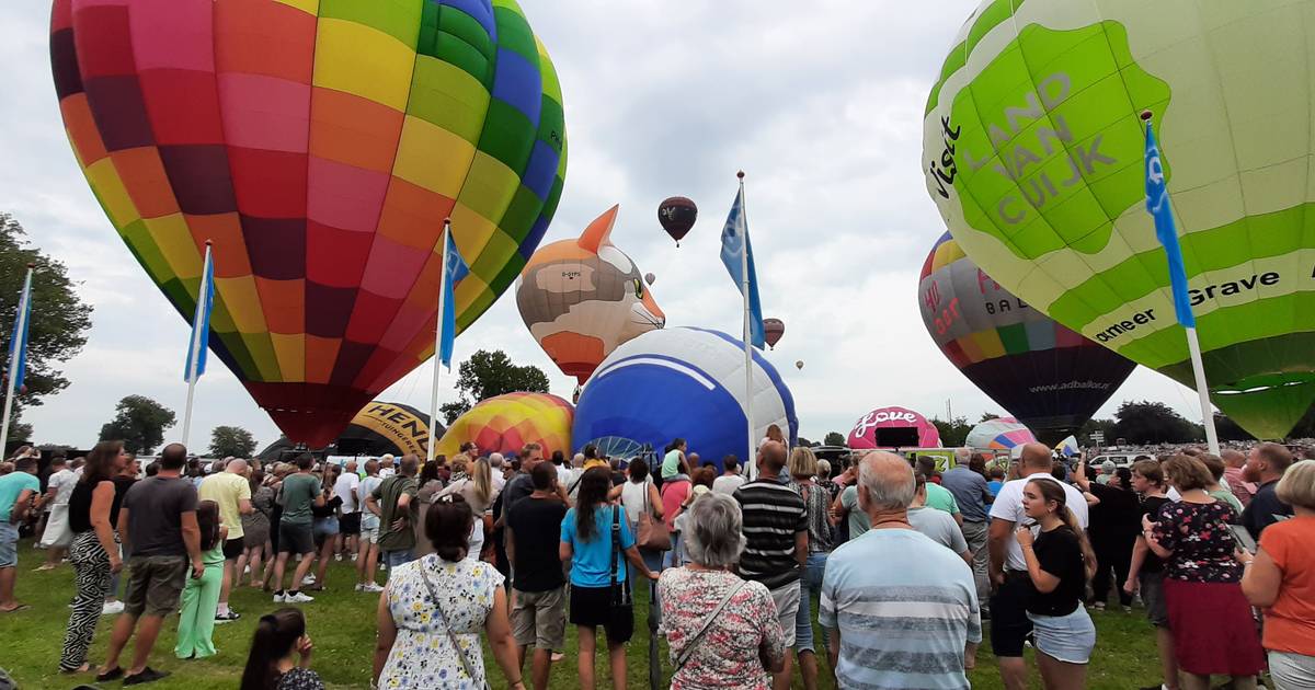Alle ballonnen de lucht in maar ‘ballon met een verhaal’ blijft aan de grond, zaterdag in de ...