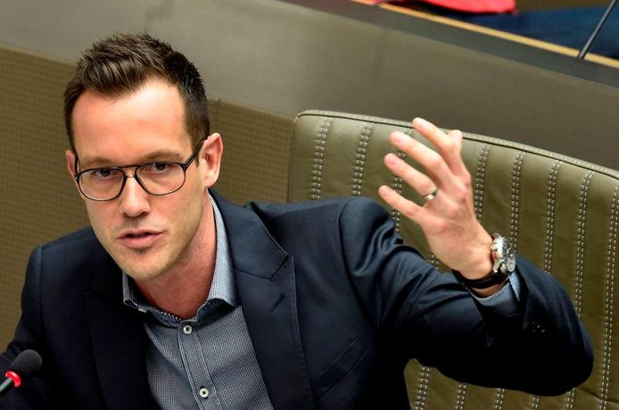 Rob Beenders (sp.a) ruilt politiek wegens gehoorproblemen voor... job ...