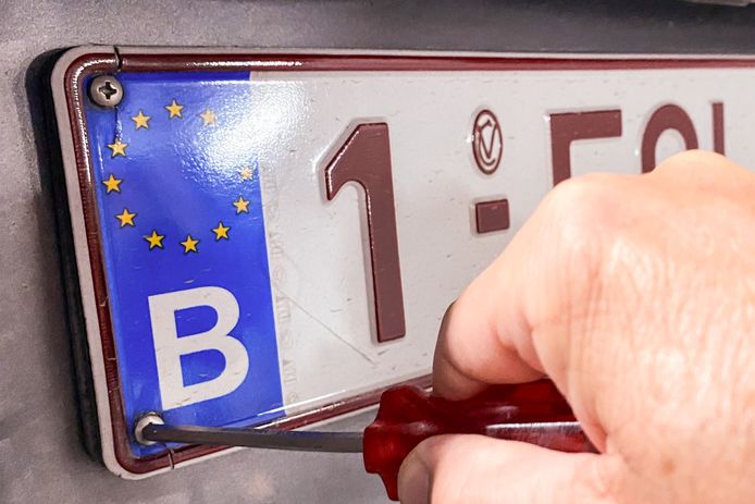 Vrouw die met man gestolen nummerplaat als dekmantel gebruikte krijgt ...