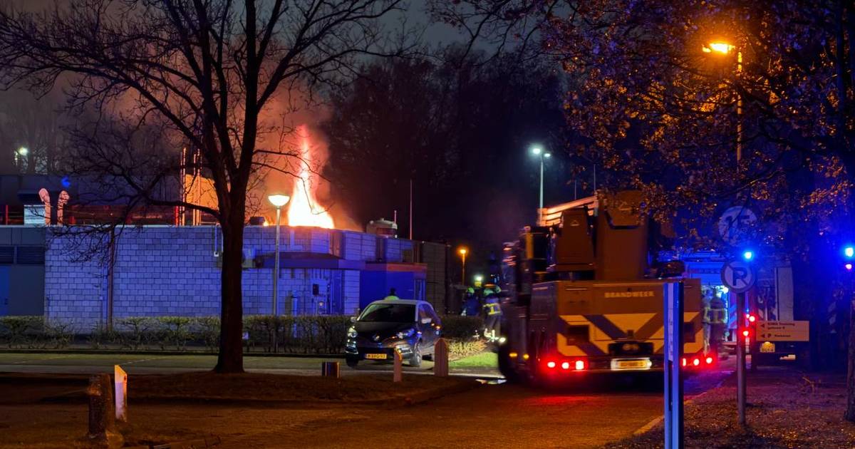 Uitslaande brand in hok voor opslag van gas en waterstof in Apeldoorn, sein ‘brand meester ...