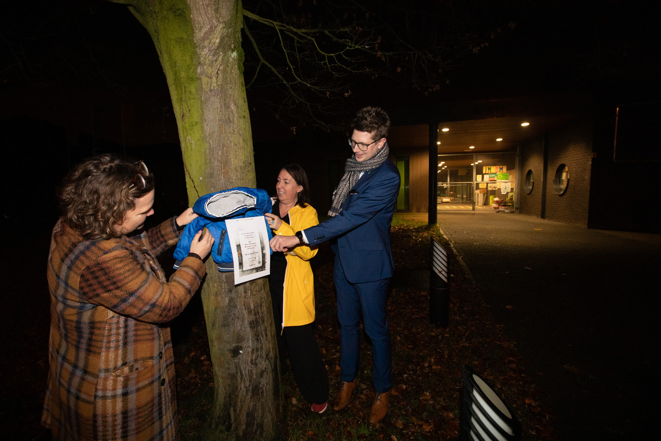 Mals Vlees hangt op 25 plaatsen jassen aan de bomen | Foto | hln.be