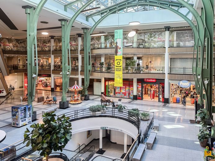 Dieven breken binnen in wagen, stelen bankkaart en doen aankopen in ...