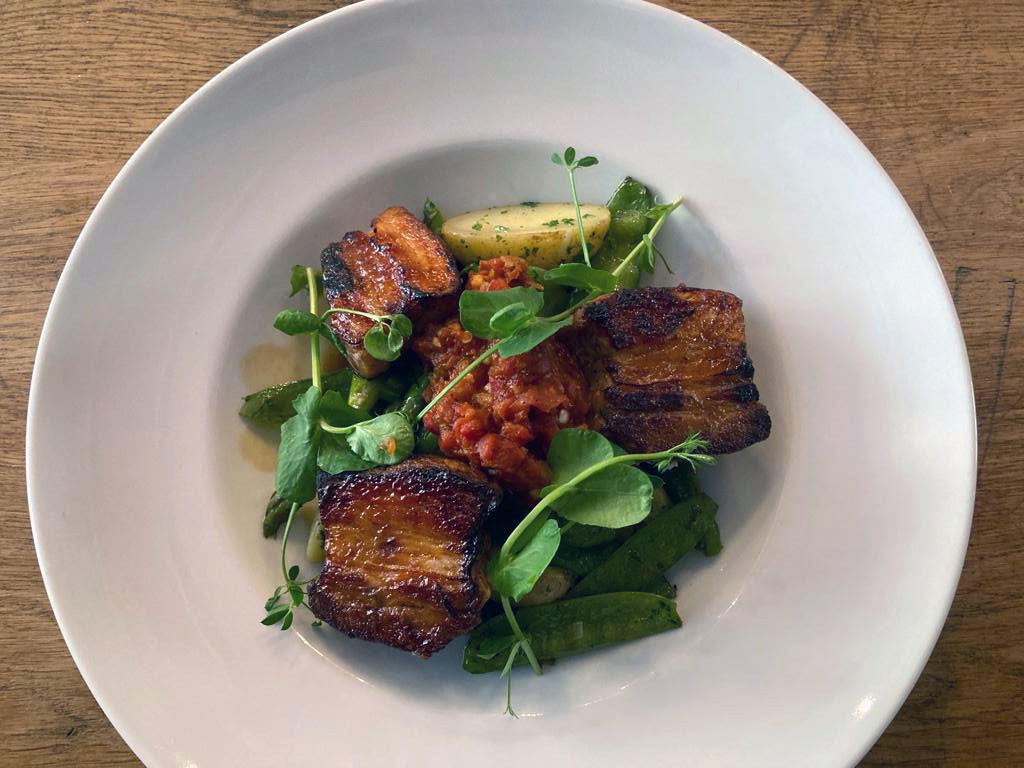 RESTOTIP. Café Sport: traag gegaard buikspek op restaurantniveau | Foto ...