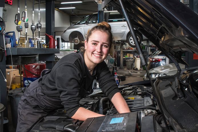 Kelly (19) een van de weinige vrouwelijke automonteurs in Twente ...