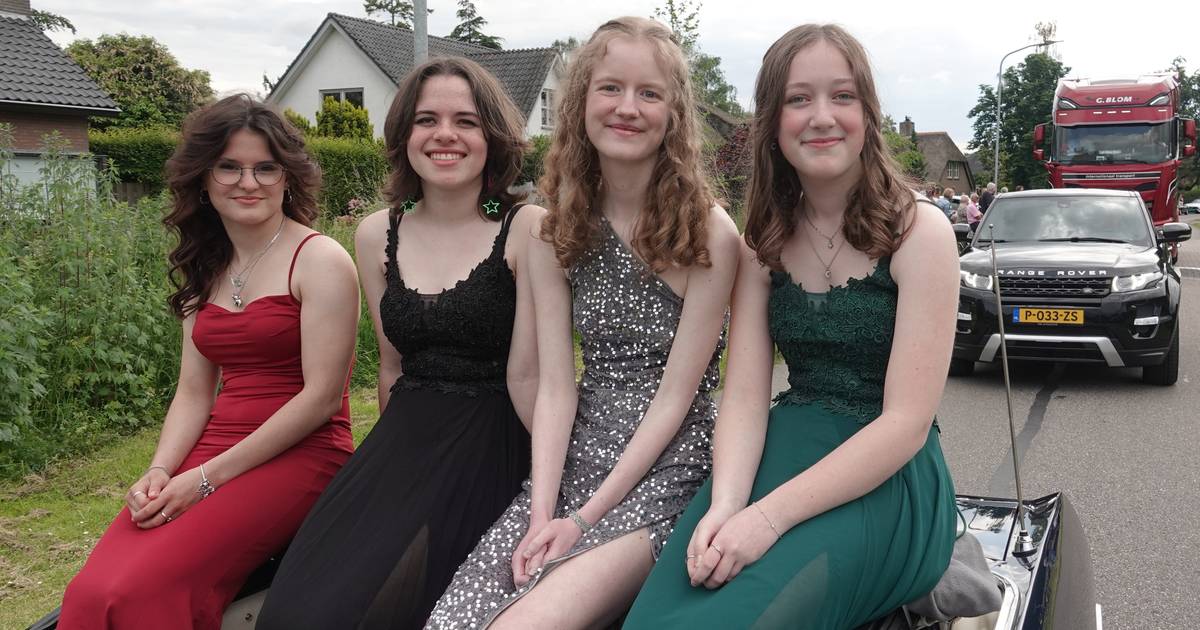 Examenkandidaten uitgezwaaid in speciale auto en MO17 van VV Ewijk ...