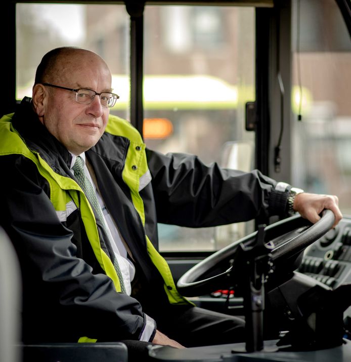 Buschauffeur Fred Teeven moet nog wennen aan zijn nieuwe werktijden ...